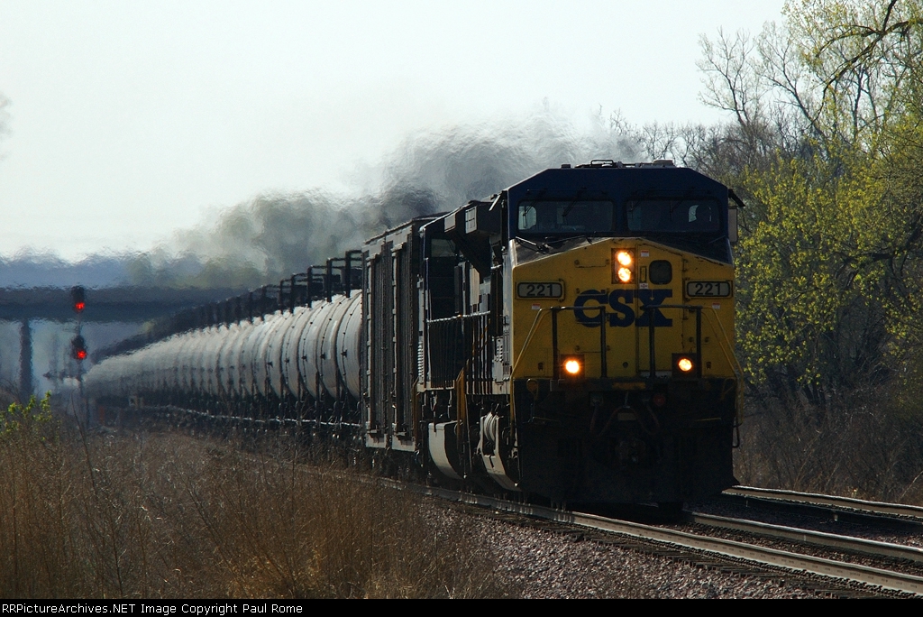 CSXT 221 leads G-FANMII7-10A, an eastbound ethanol train on the BNSF